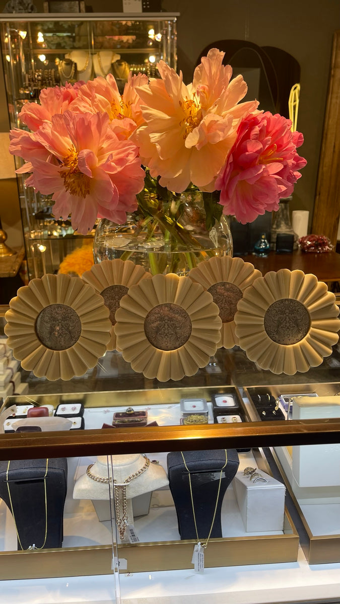 Scalloped Round Frame – Jems of Remuera